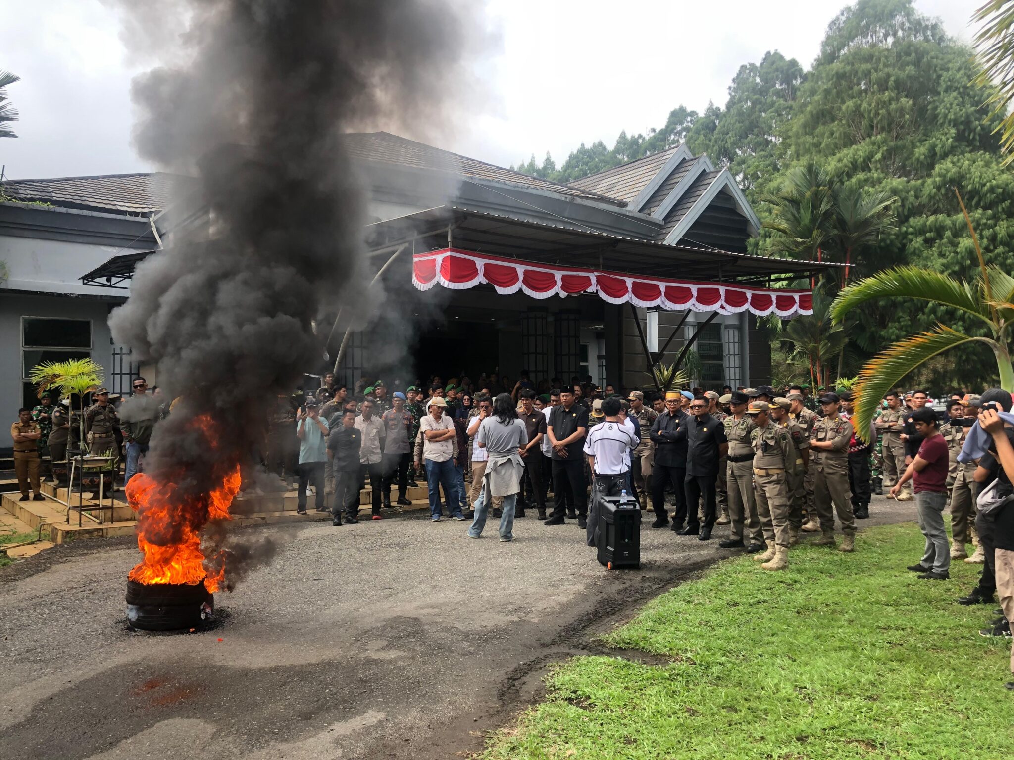 Aliansi Mahasiswa, Pemuda, dan Masyarakat Gelar Aksi Damai di Luwu ...